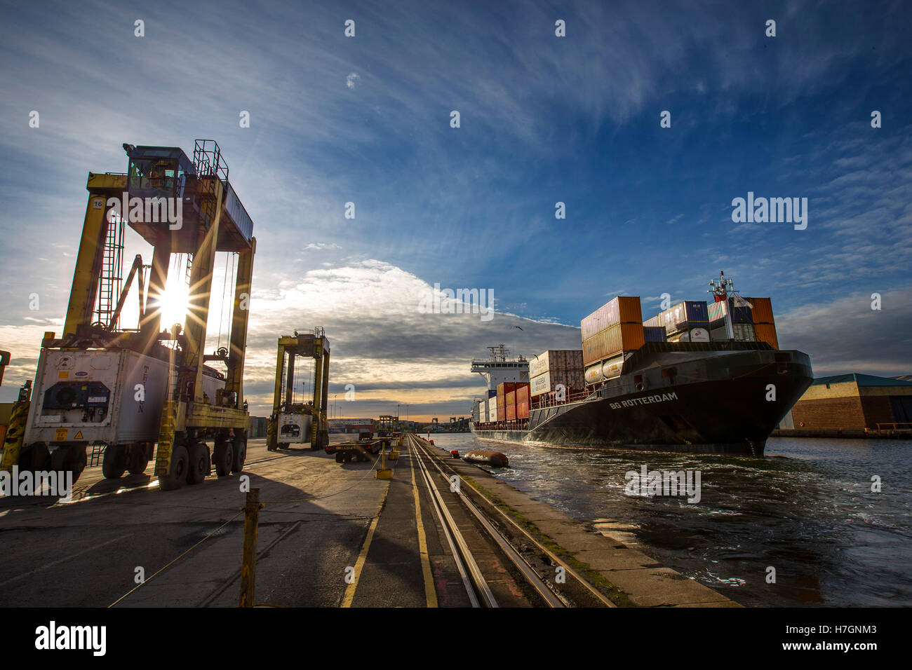Container ship side view hi-res stock photography and images - Alamy