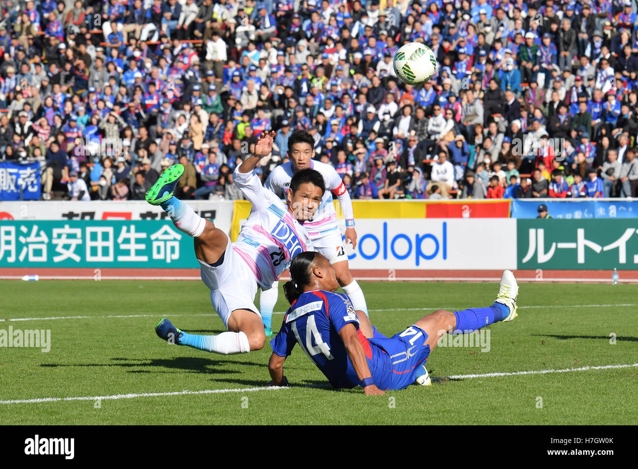 Yamanashi, Japan. 3rd Nov, 2016. Hiroyuki Taniguchi (Sagan), Yusuke Tanaka (Ventforet) Football ...