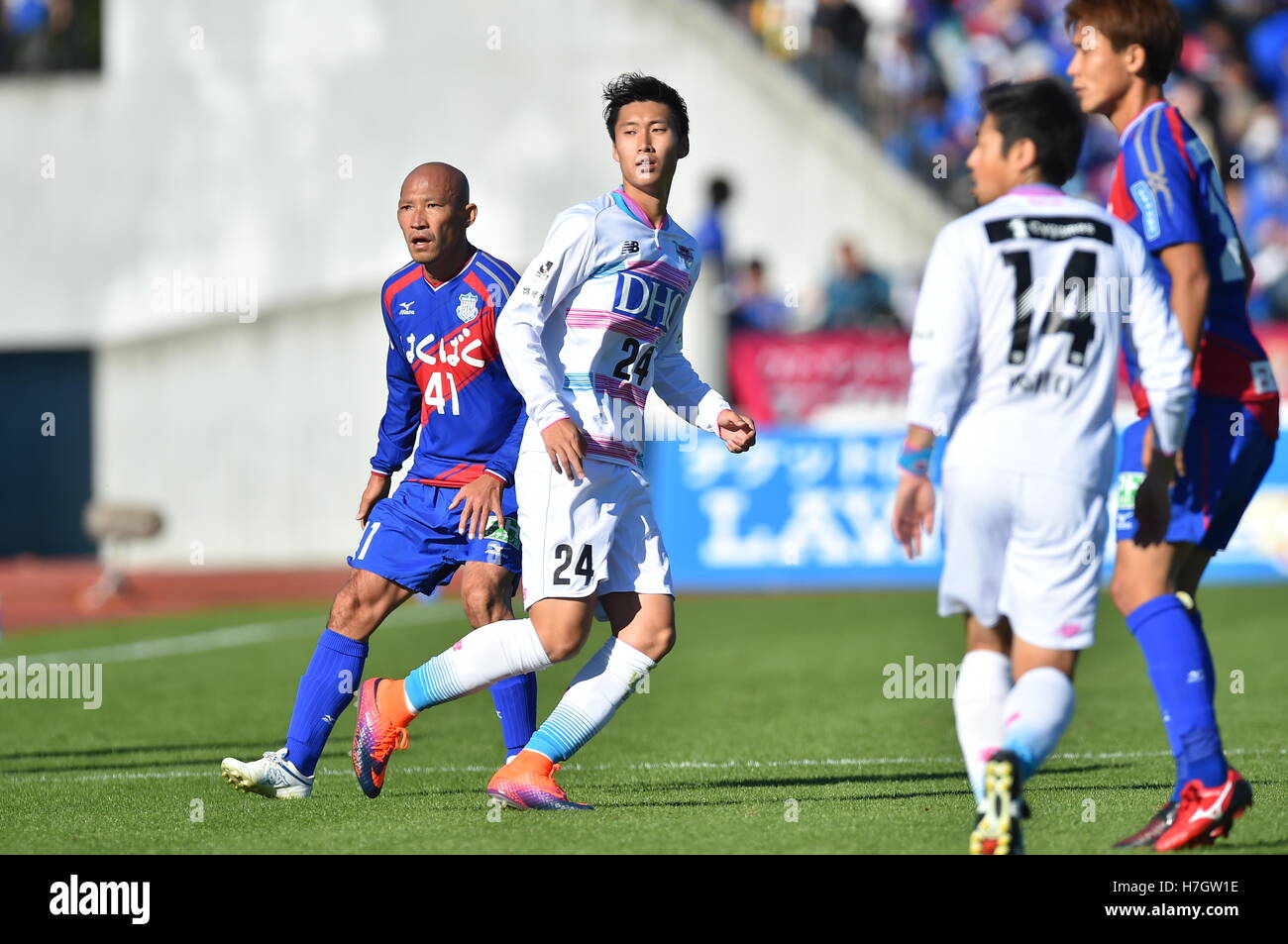 Yamanashi, Japan. 3rd Nov, 2016. Yukio Tsuchiya (Ventforet), Daichi Kamada (Sagan) Football ...