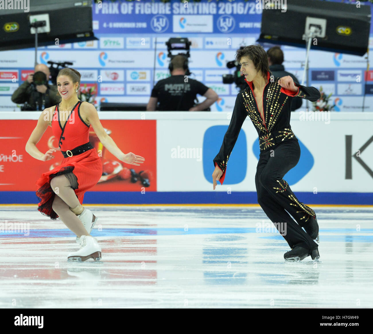 Moscow, Russia. 4th November, 2016. Elliana Pogrebinsky and Alex Benoit ...