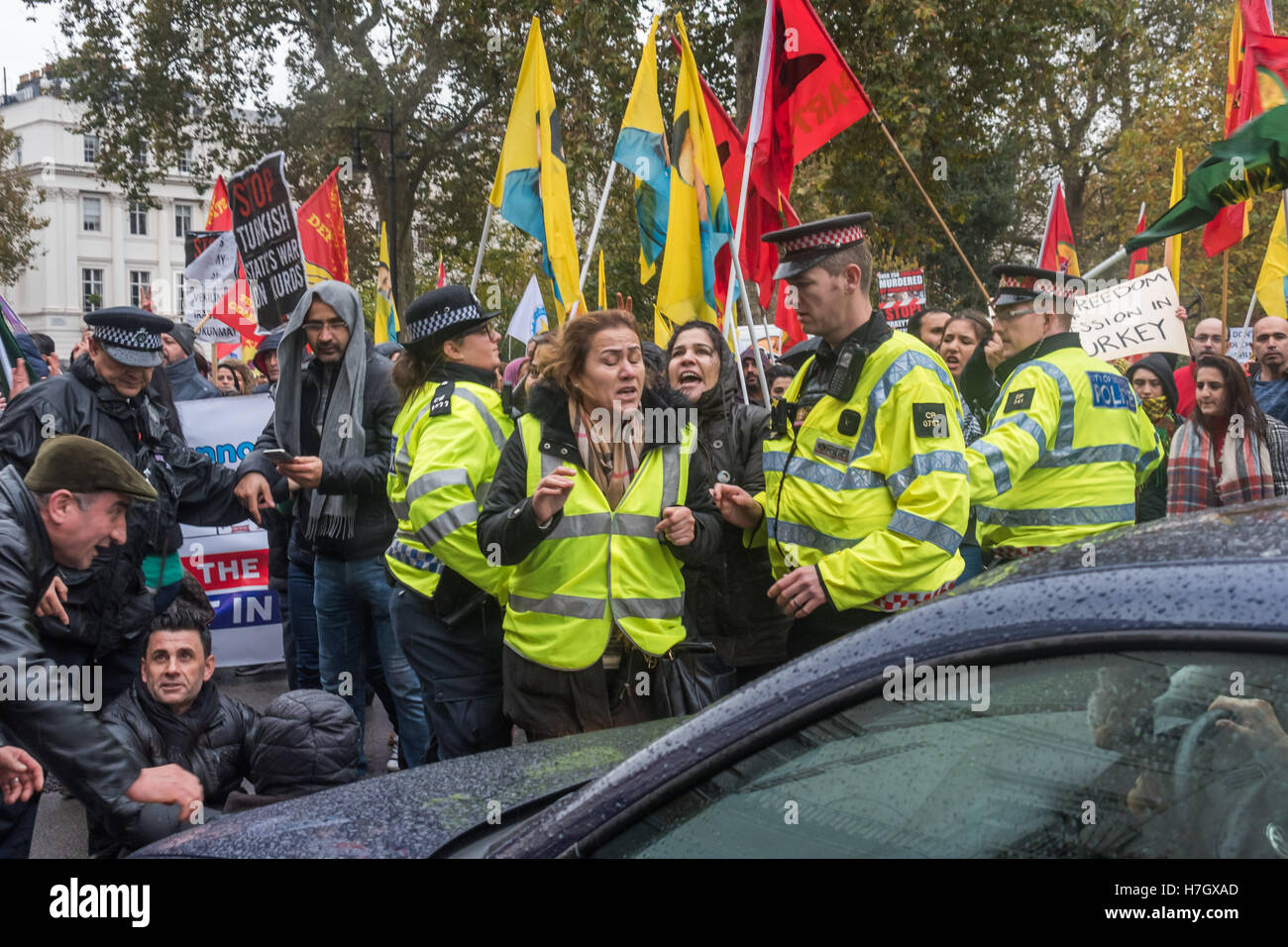 London, UK. 4th November 2016. Police try to hold back the Kurds from ...