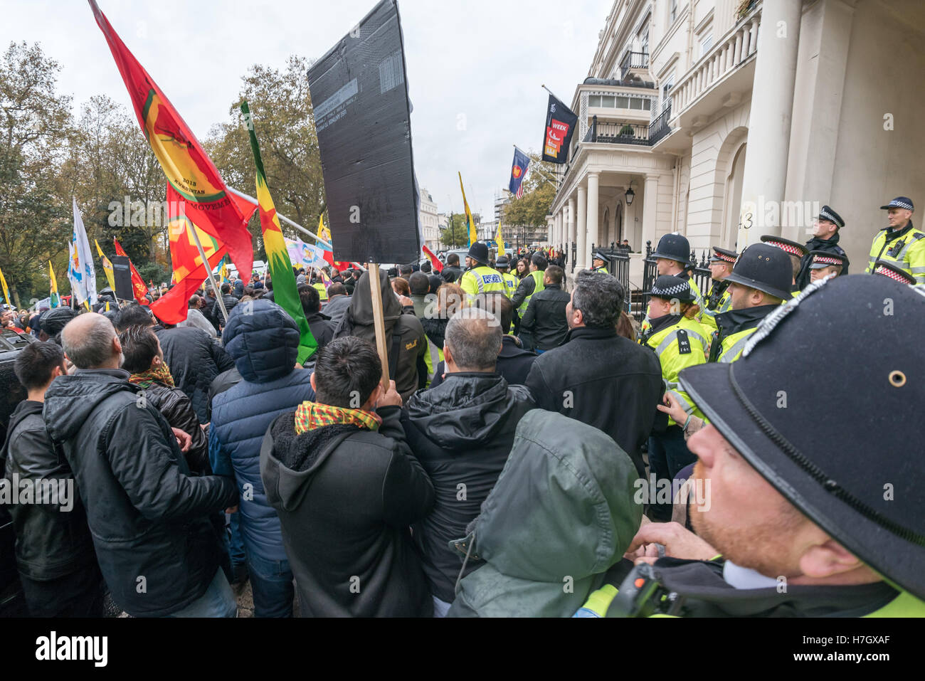 London, UK. 4th November 2016. Police try to hold back the Kurds from ...
