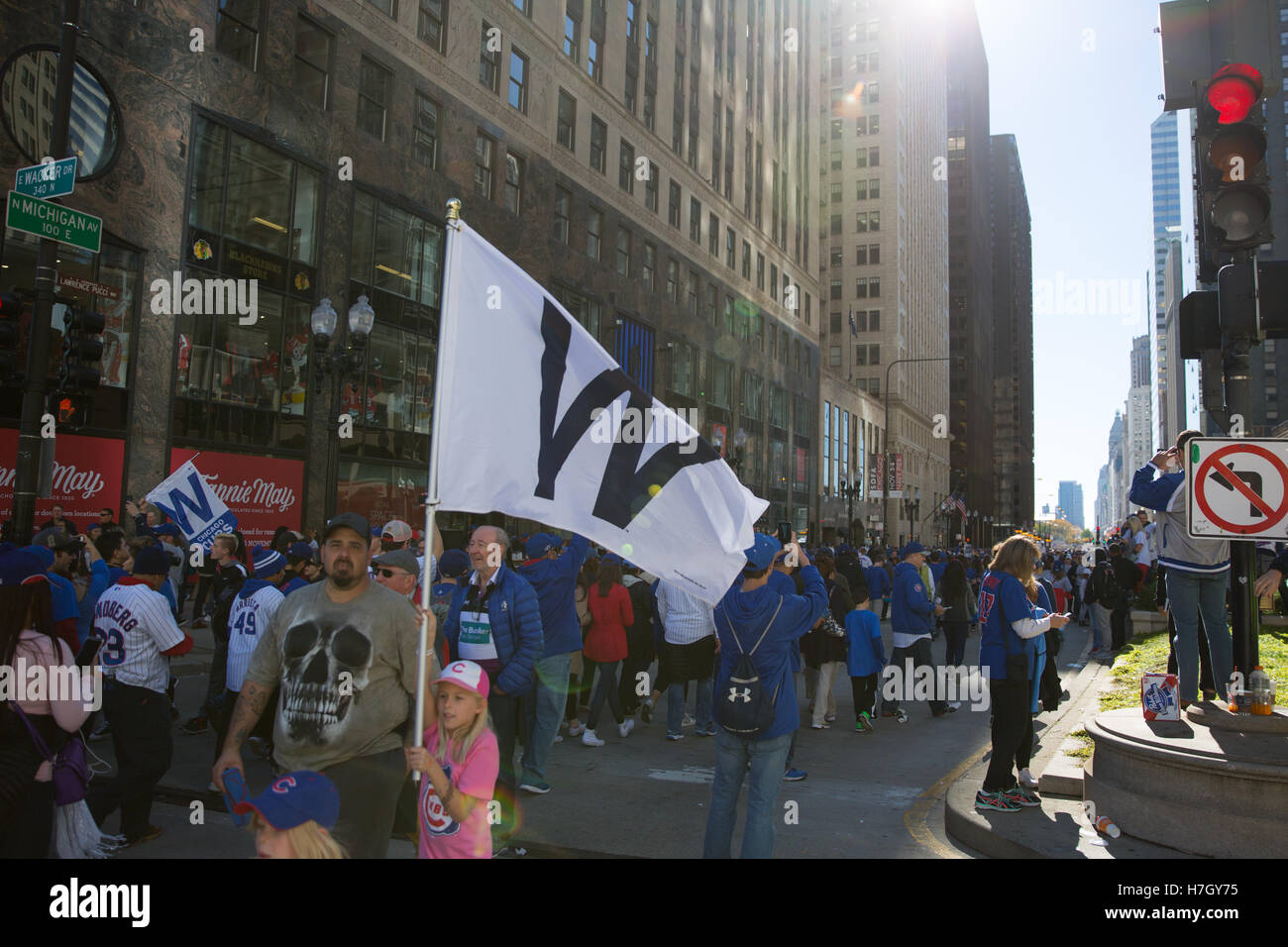 Chicago, Illinois, USA. 4th November, 2016. Fans crowd the streets of ...