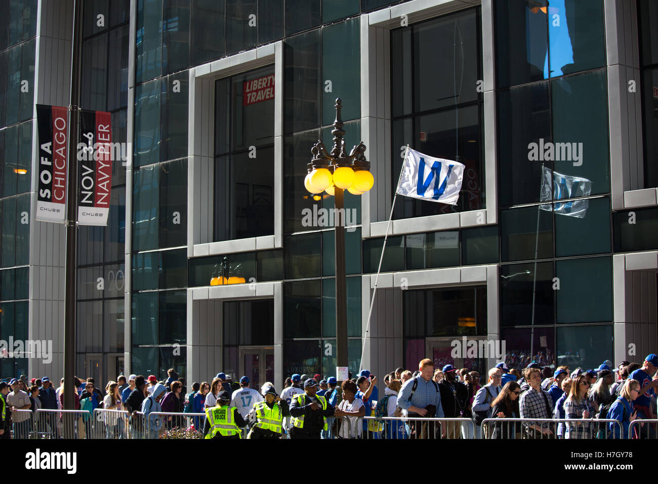 Chicago, Illinois, USA. 4th November, 2016. Fans crowd the streets of ...