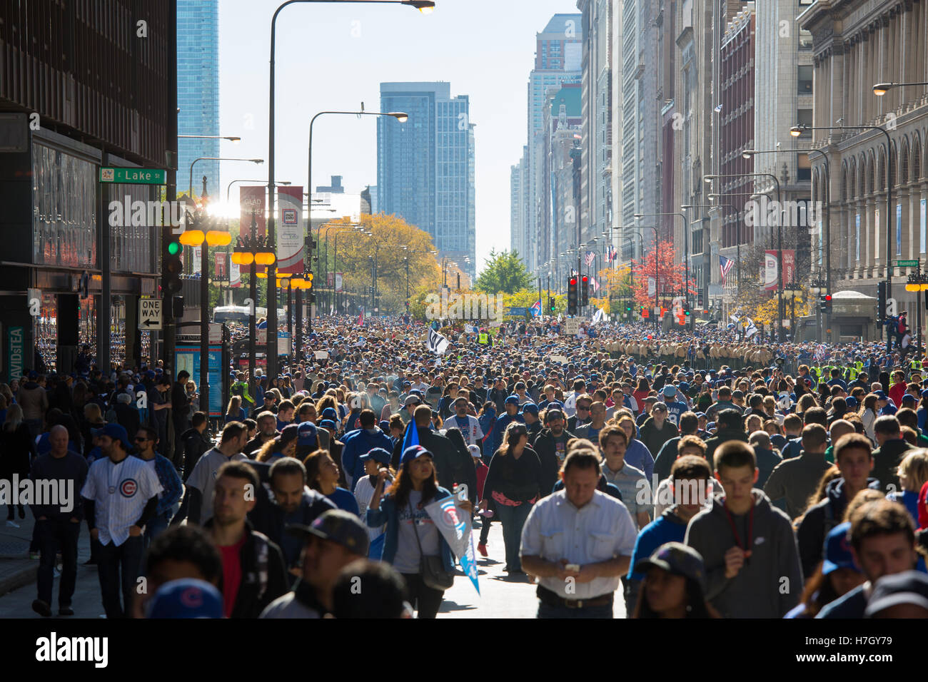 Chicago, Illinois, USA. 4th November, 2016. Fans crowd the streets of ...