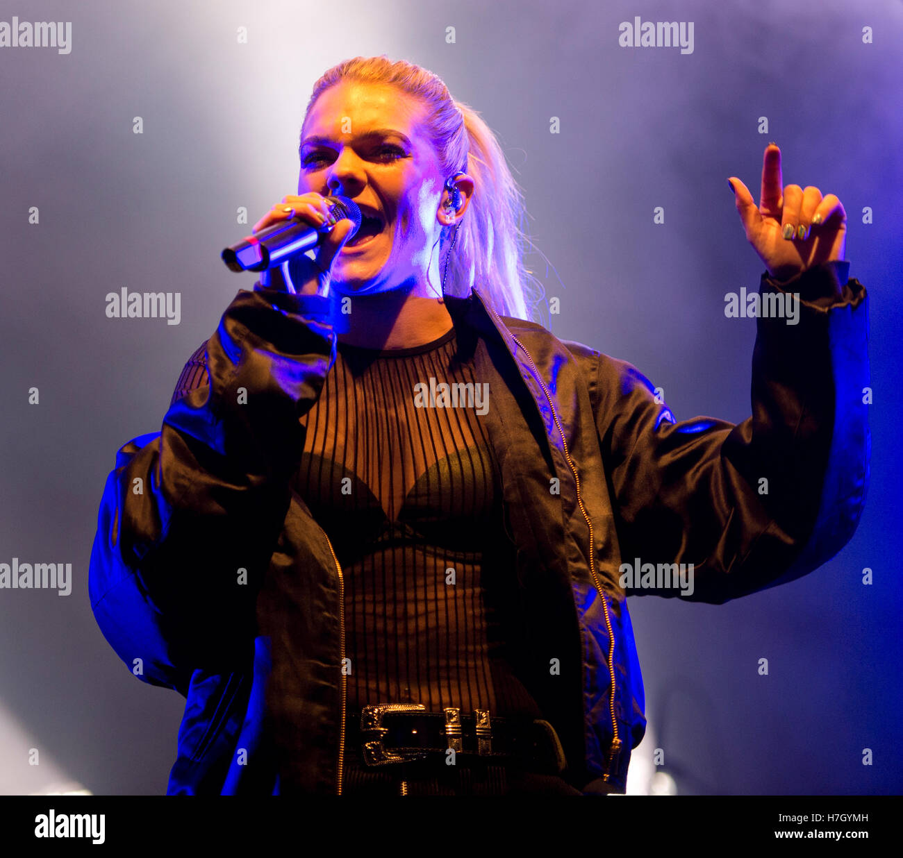 Louisa johnson performs hi-res stock photography and images - Alamy