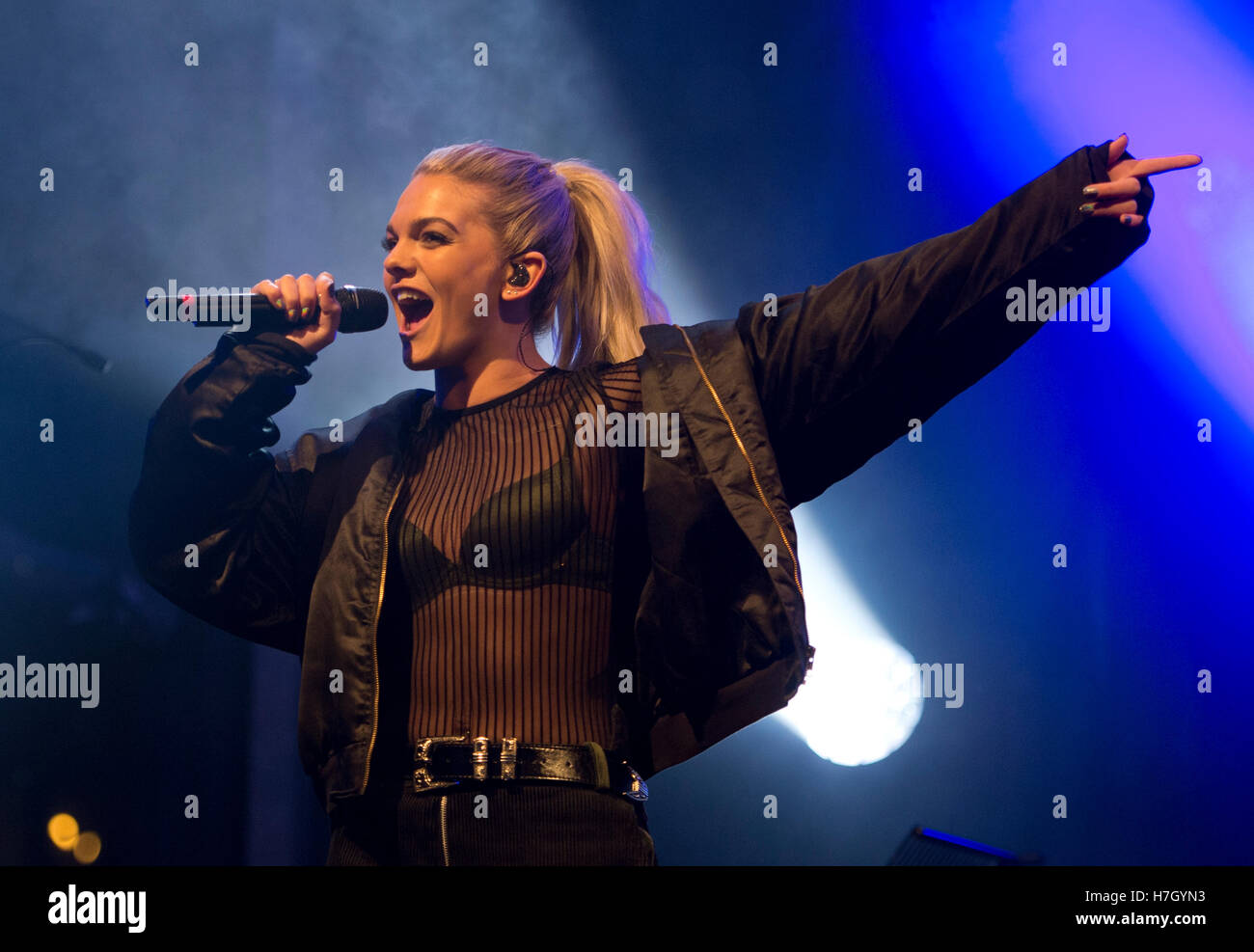 Pop singer louisa johnson hi-res stock photography and images - Alamy