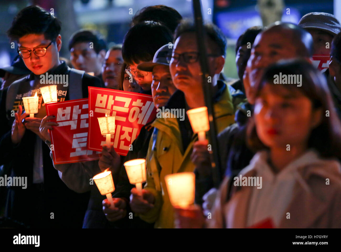 Seoul, South Korea. 5th Nov, 2016. South Korean protesters hold ...