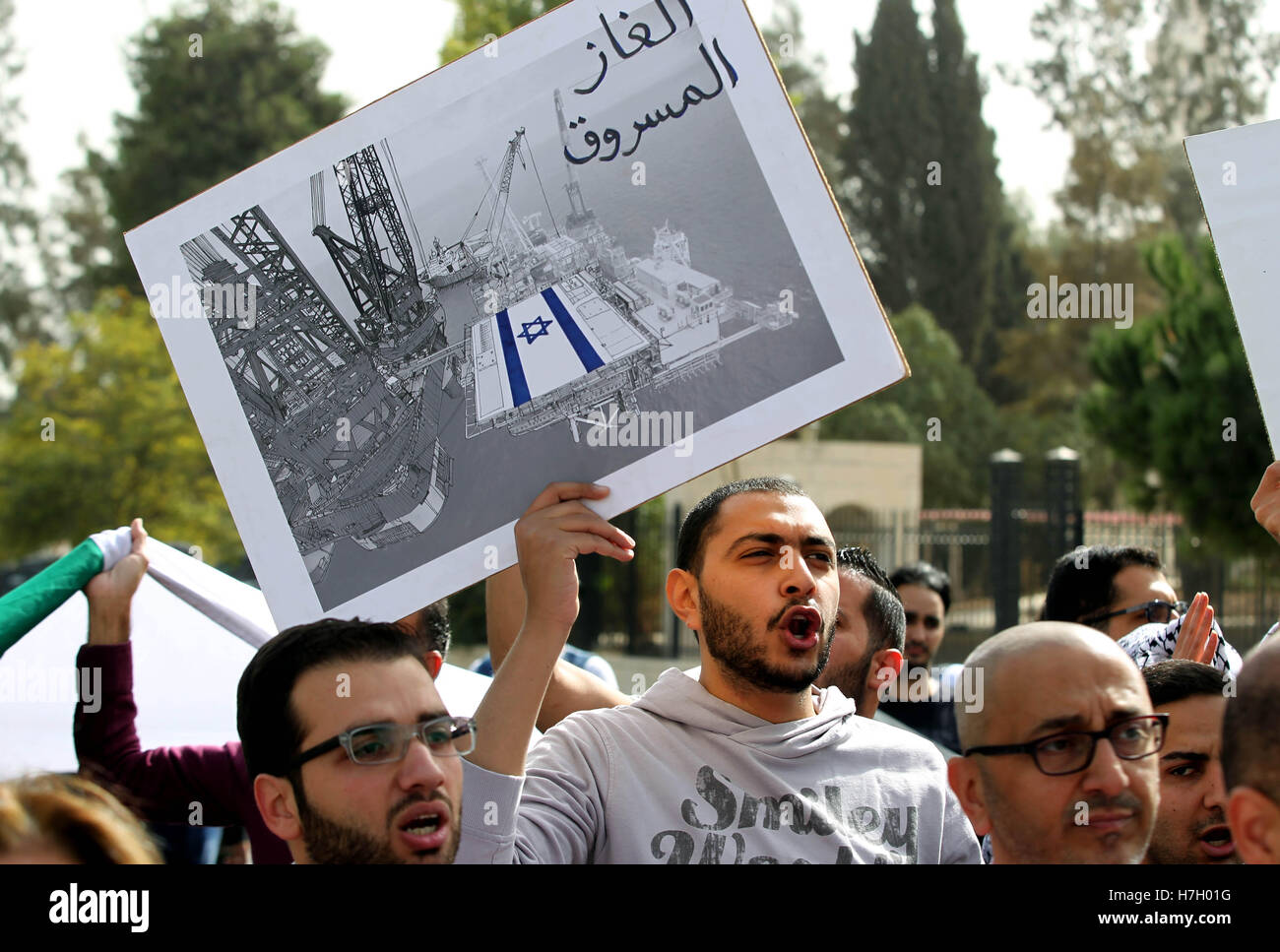Amman. 4th Nov, 2016. Jordanian protesters shout slogans during a ...