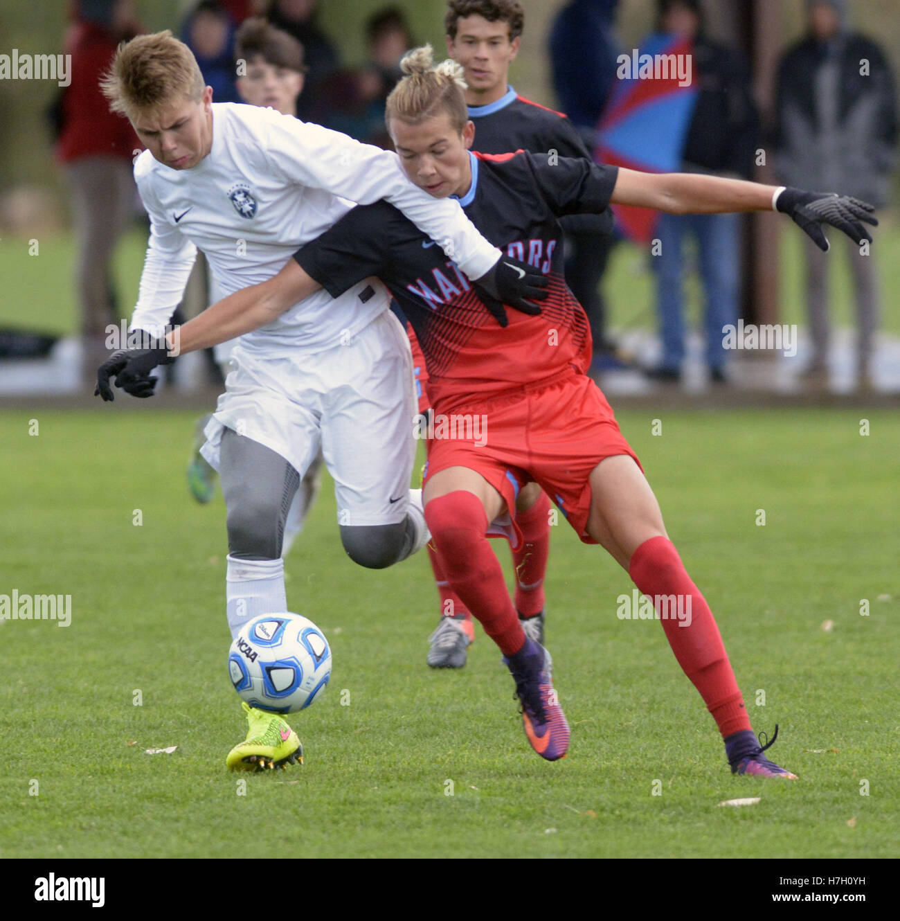 Usa. 4th Nov, 2016. SPORTS -- La Cueva's Jake Eanes, left, and Sandia's ...