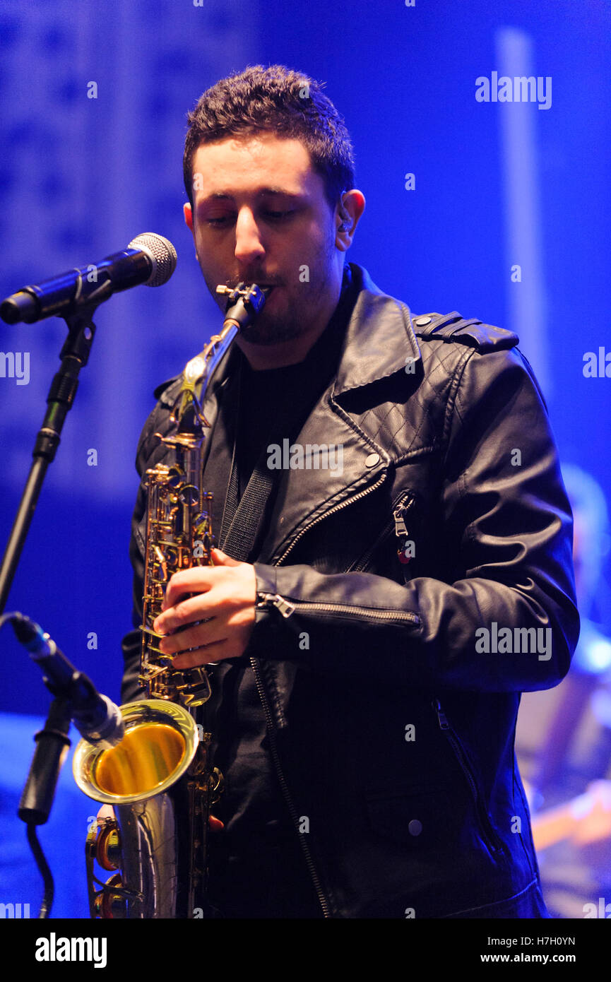 Liverpool, UK. 4th November 2016. Singer, Max Restaino and his band ...