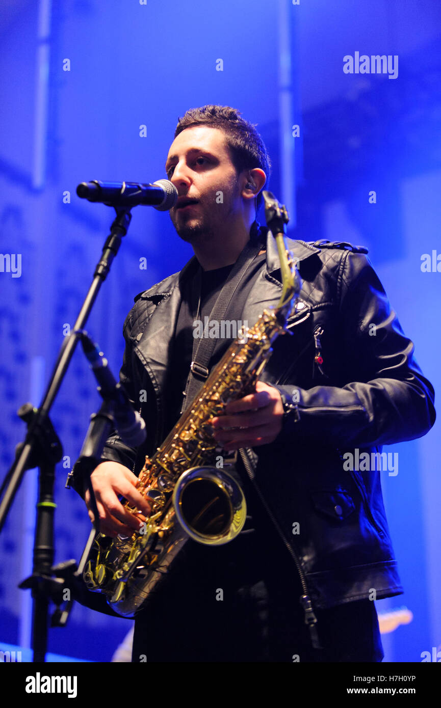 Liverpool, UK. 4th November 2016. Singer, Max Restaino and his band ...
