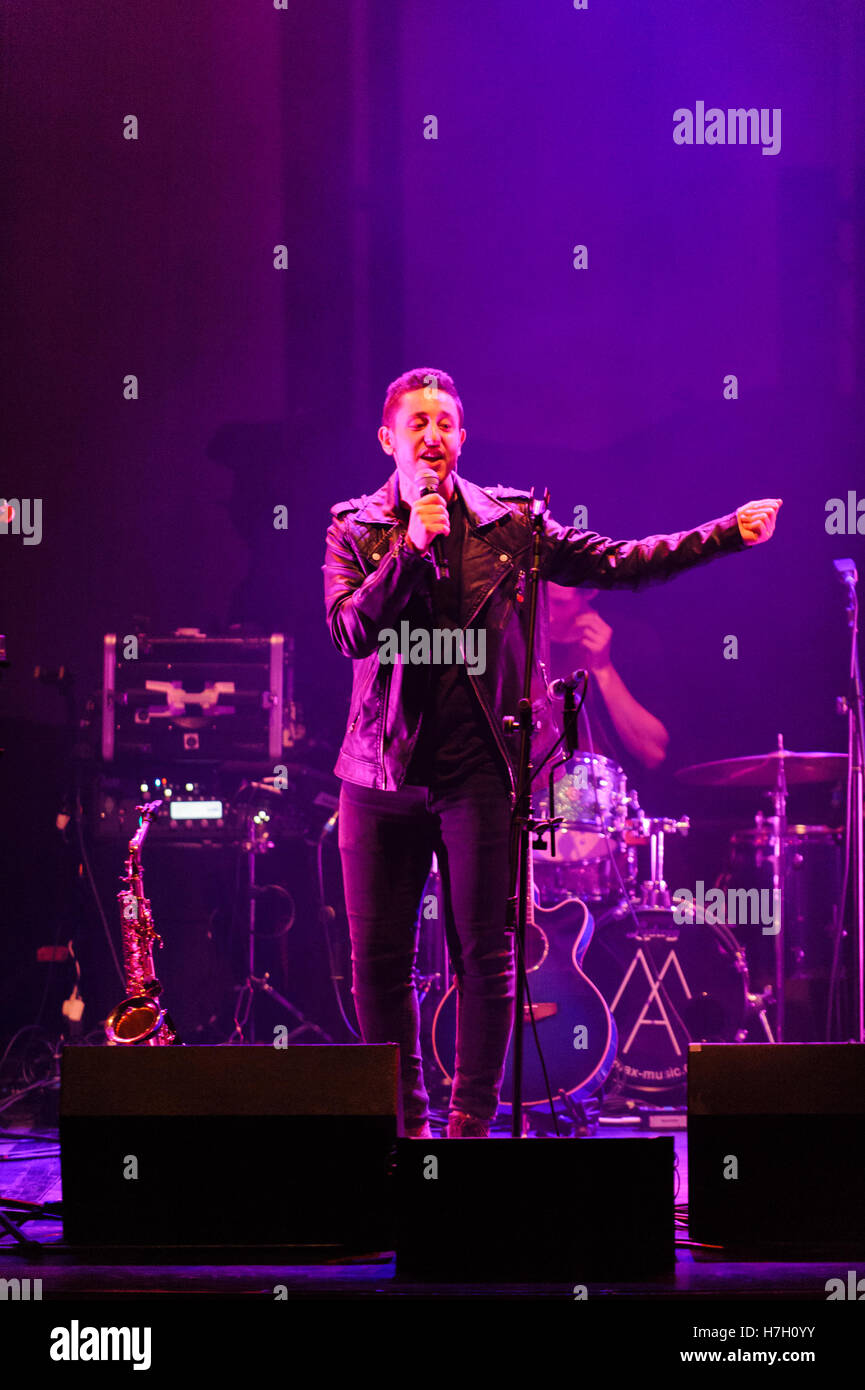 Liverpool, UK. 4th November 2016. Singer, Max Restaino and his band ...