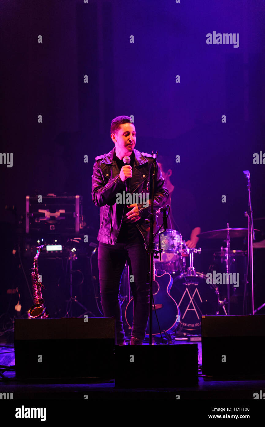 Liverpool, UK. 4th November 2016. Singer, Max Restaino and his band ...