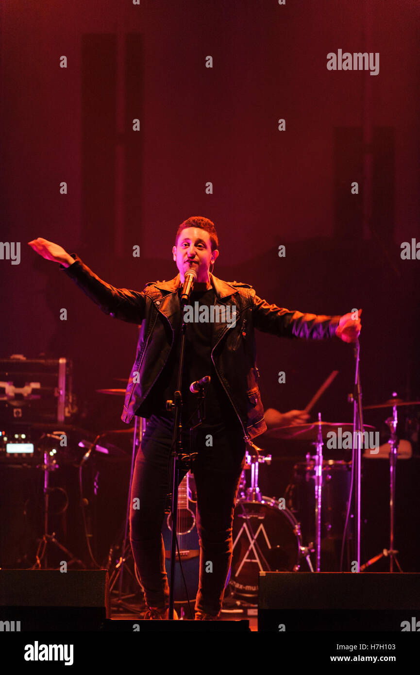 Liverpool, UK. 4th November 2016. Singer, Max Restaino and his band ...