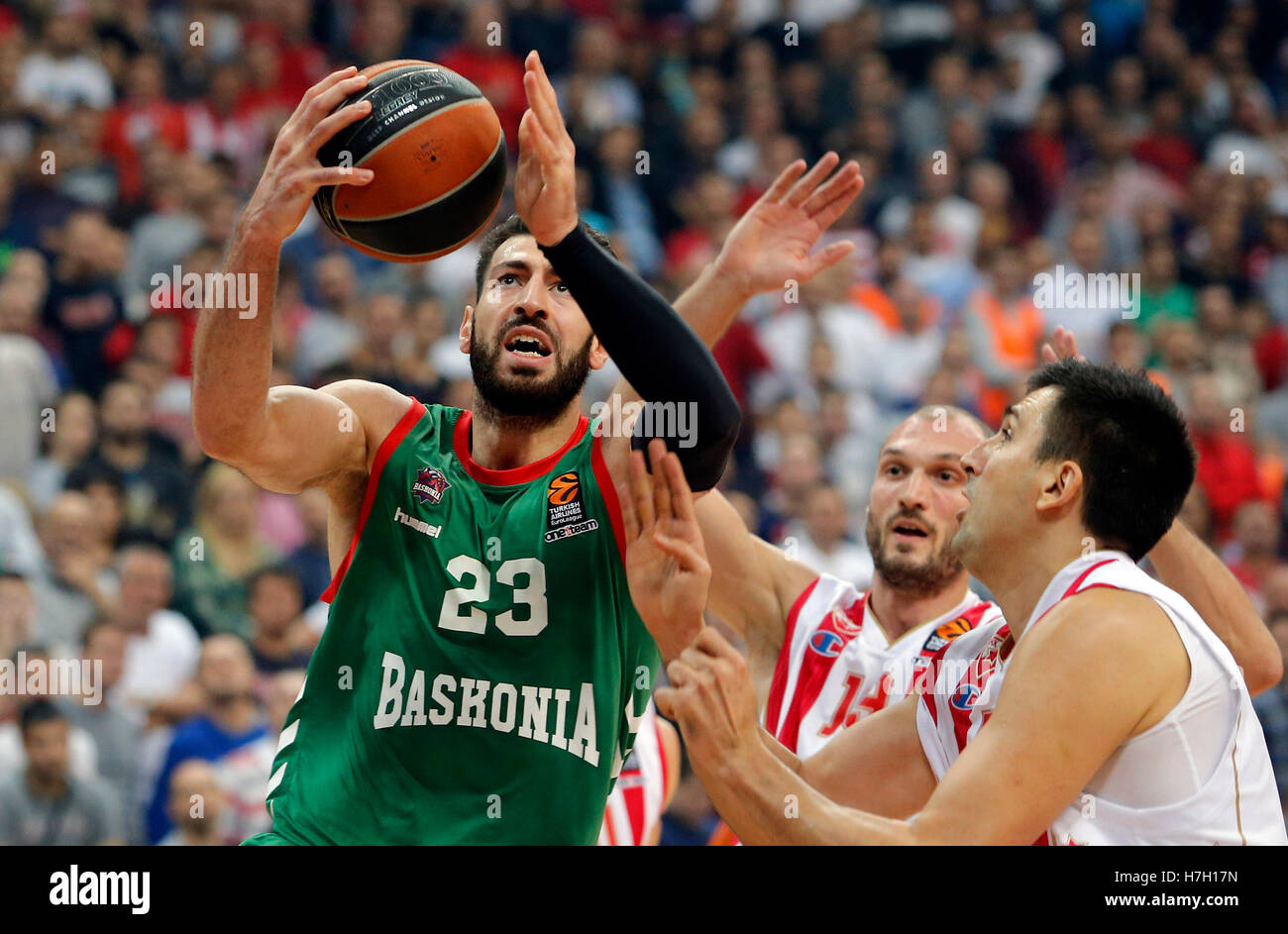 (161105) -- BELGRADE, Nov. 5 (Xinhua)-- Baskonia's Tornike Shengelia (L ...