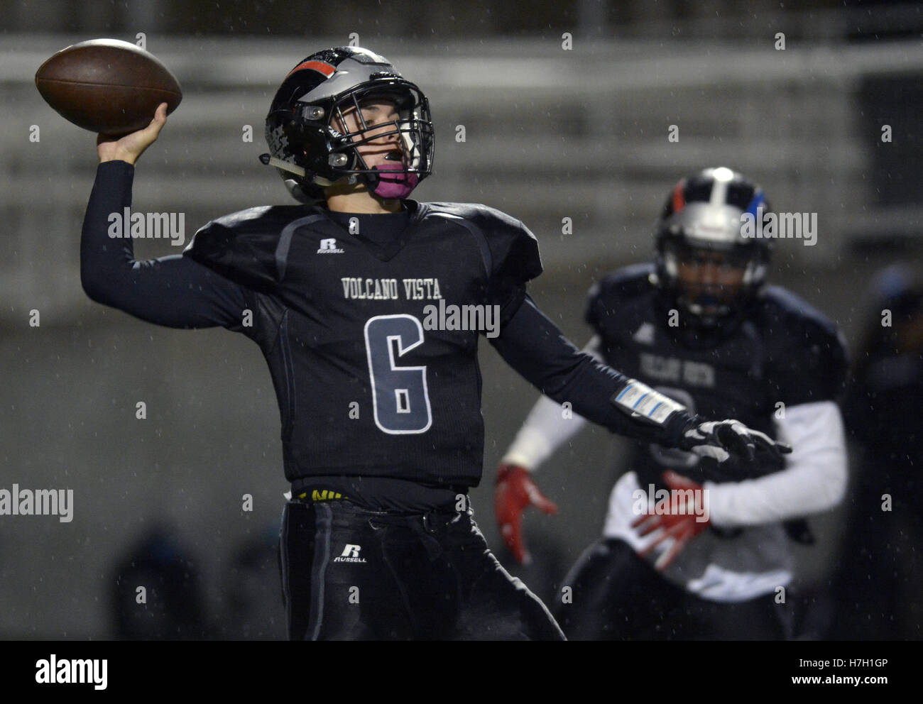 Usa. 4th Nov, 2016. SPORTS -- Volcano Vista quarterback Dillon Gassoway ...