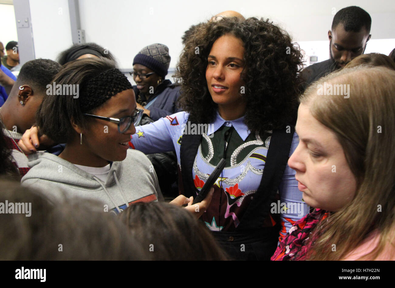 New York, NY, USA. 4th Nov, 2016. Alicia Keys surprise signing of her ...