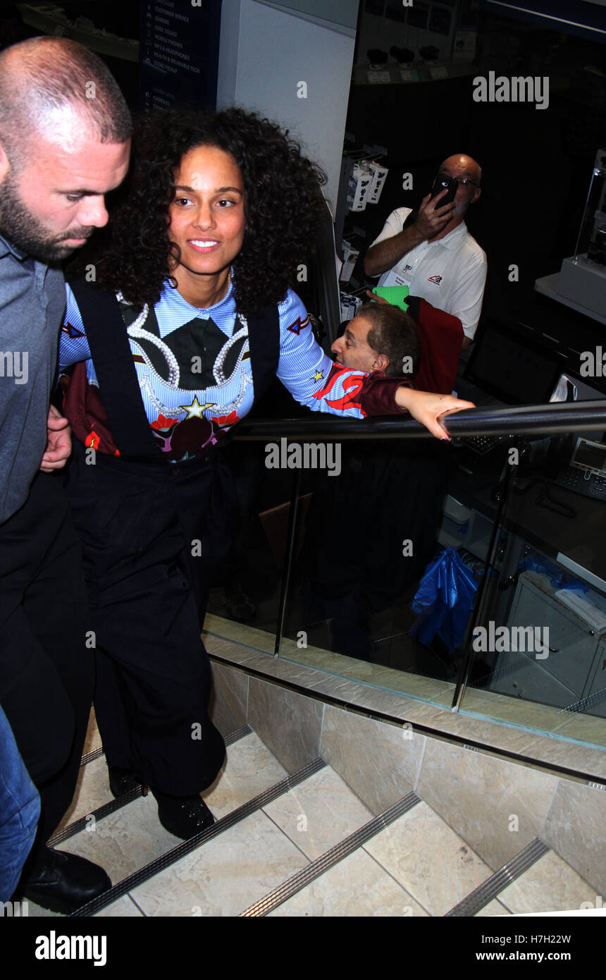 New York, NY, USA. 4th Nov, 2016. Alicia Keys surprise signing of her ...