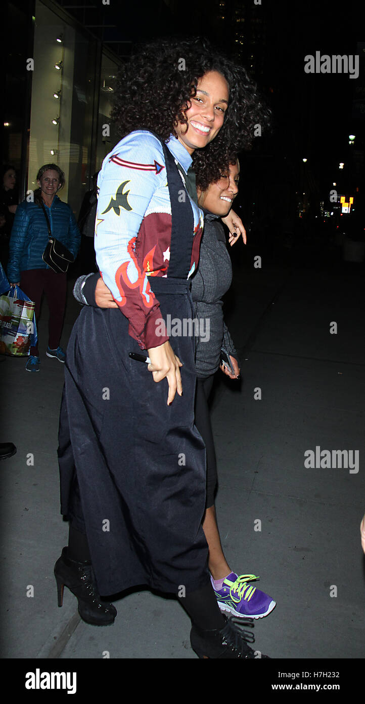 New York, NY, USA. 4th Nov, 2016. Alicia Keys surprise signing of her ...