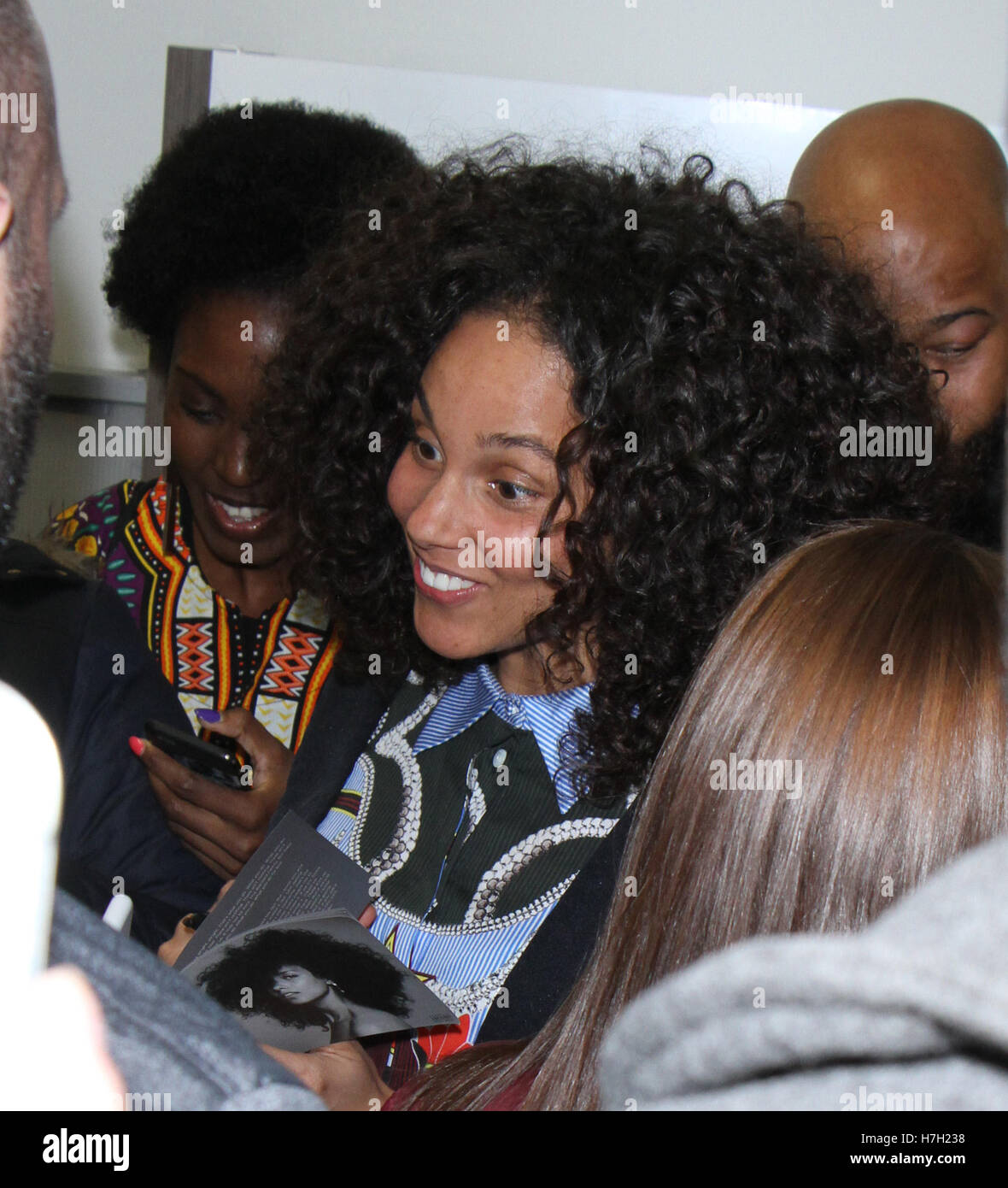 New York, NY, USA. 4th Nov, 2016. Alicia Keys surprise signing of her ...