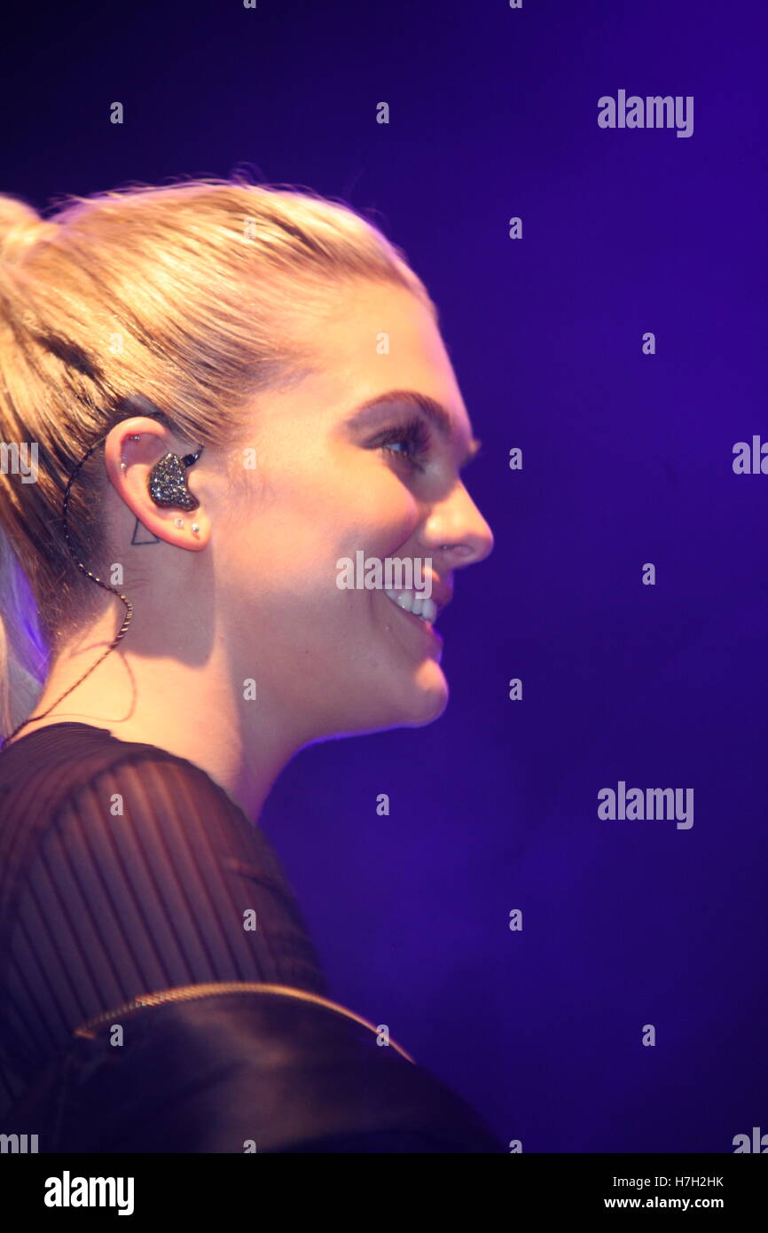 Manchester, UK. 04th Nov, 2016. Louisa Johnson Singer Manchester ...