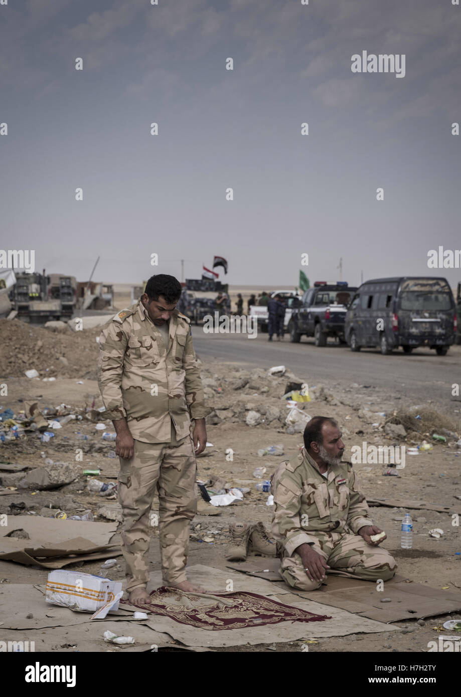 Iraqi shia soldiers are praying close to Quayyarah. 31st Oct, 2016 ...