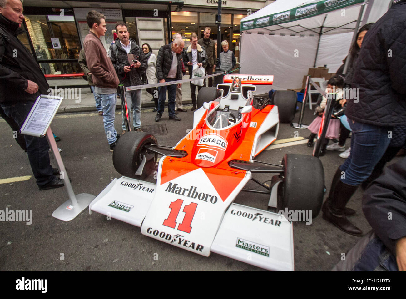 London UK. 5th November 2016. People view Formula 1 racing car driven ...