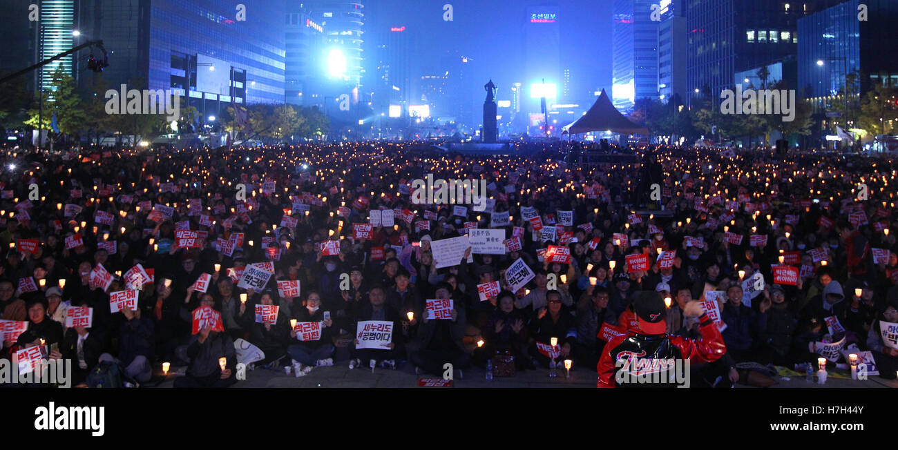 Seoul, South Korea. 5th Nov, 2016. Protesters hold candle-lights as ...