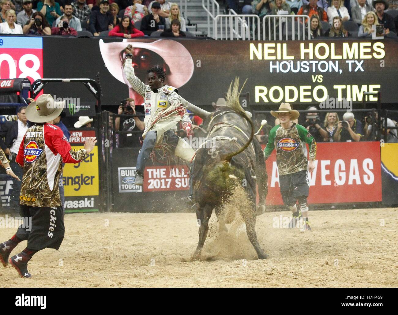 Las Vegas, NV, USA. 4th Nov, 2016. Neil Holmes sustains a head injury ...