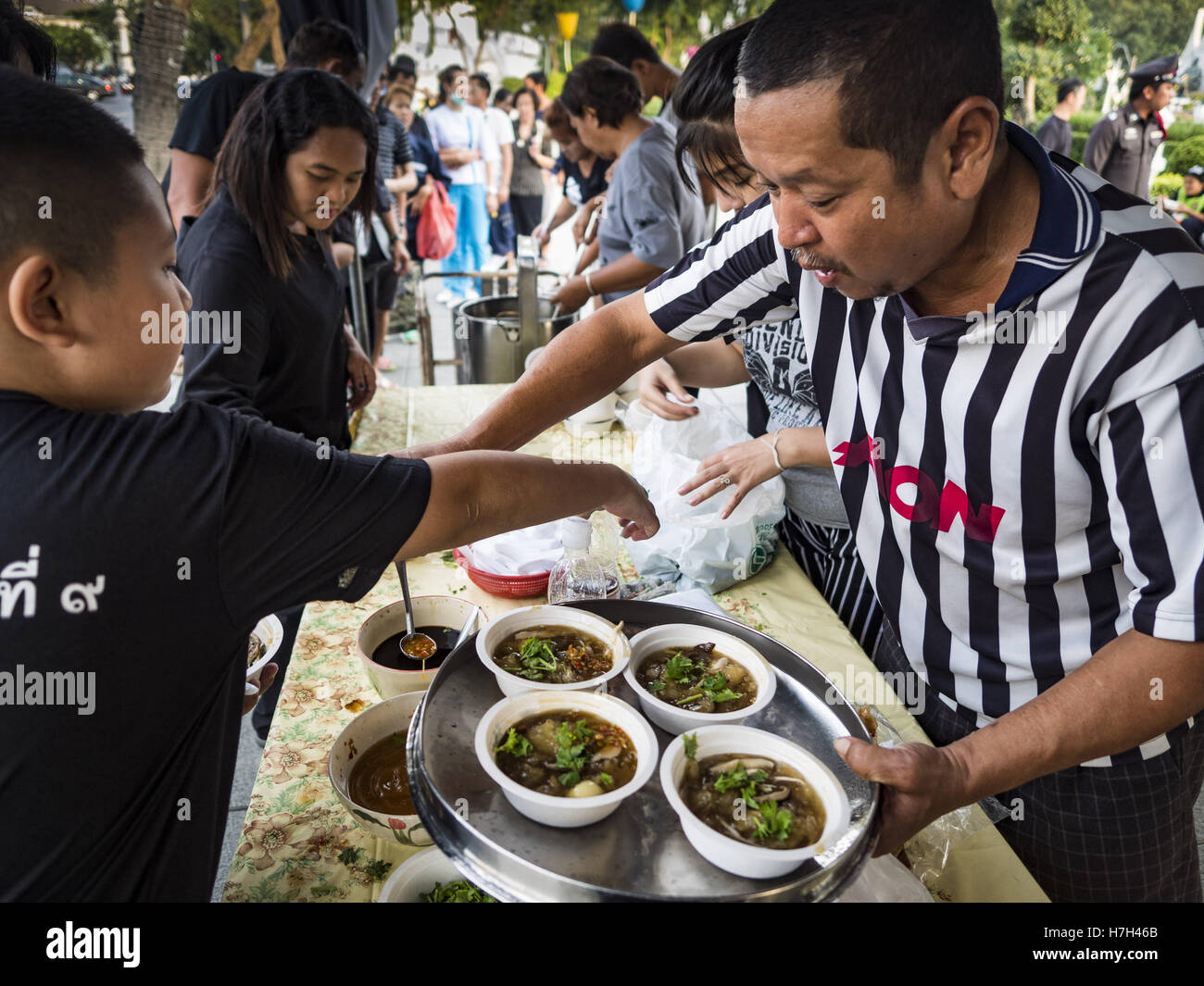 Bangkok, Bangkok, Thailand. 5th Nov, 2016. Members of the Pom Mahakan ...