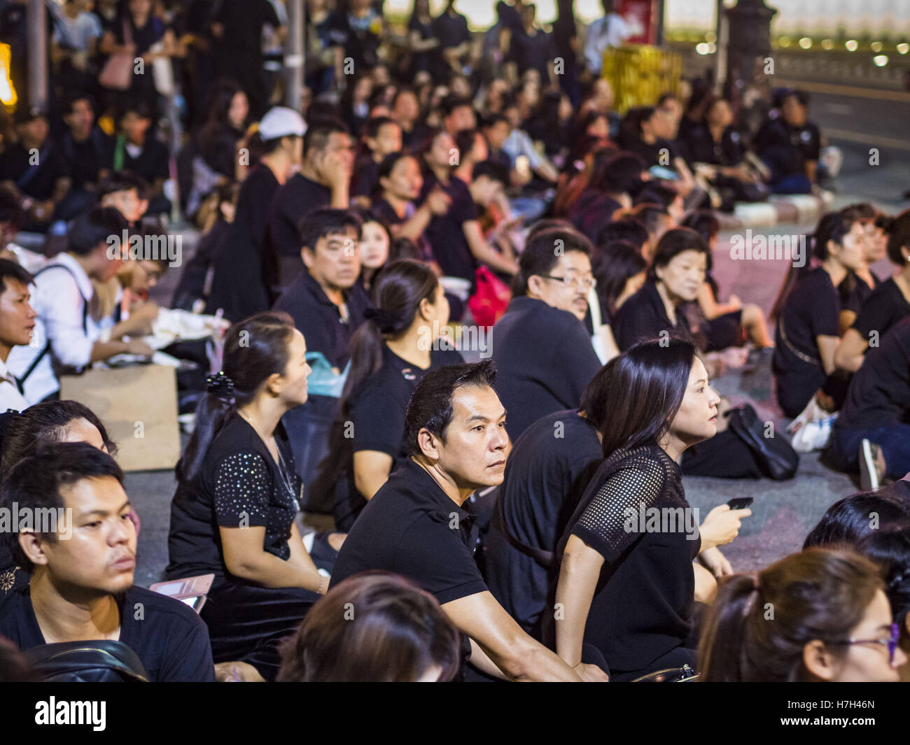 Bangkok, Bangkok, Thailand. 5th Nov, 2016. A crowd of mourners wait for ...