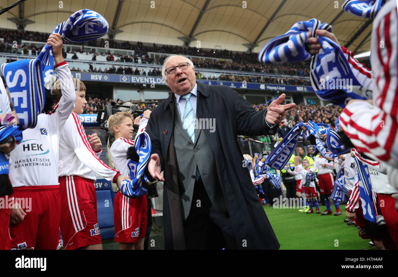 Hamburg, Germany. 5th Nov, 2016. Soccer legend Uwe Seeler is honoured ...