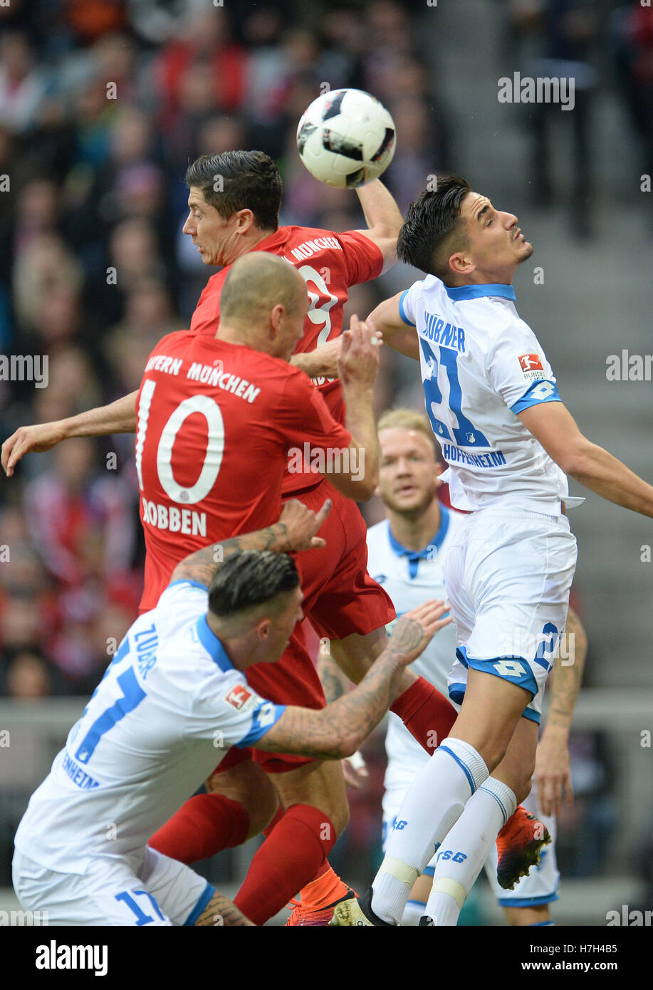 Munich, Germany. 5th Nov, 2016. Robert Lewandowski (back l) and Arjen ...