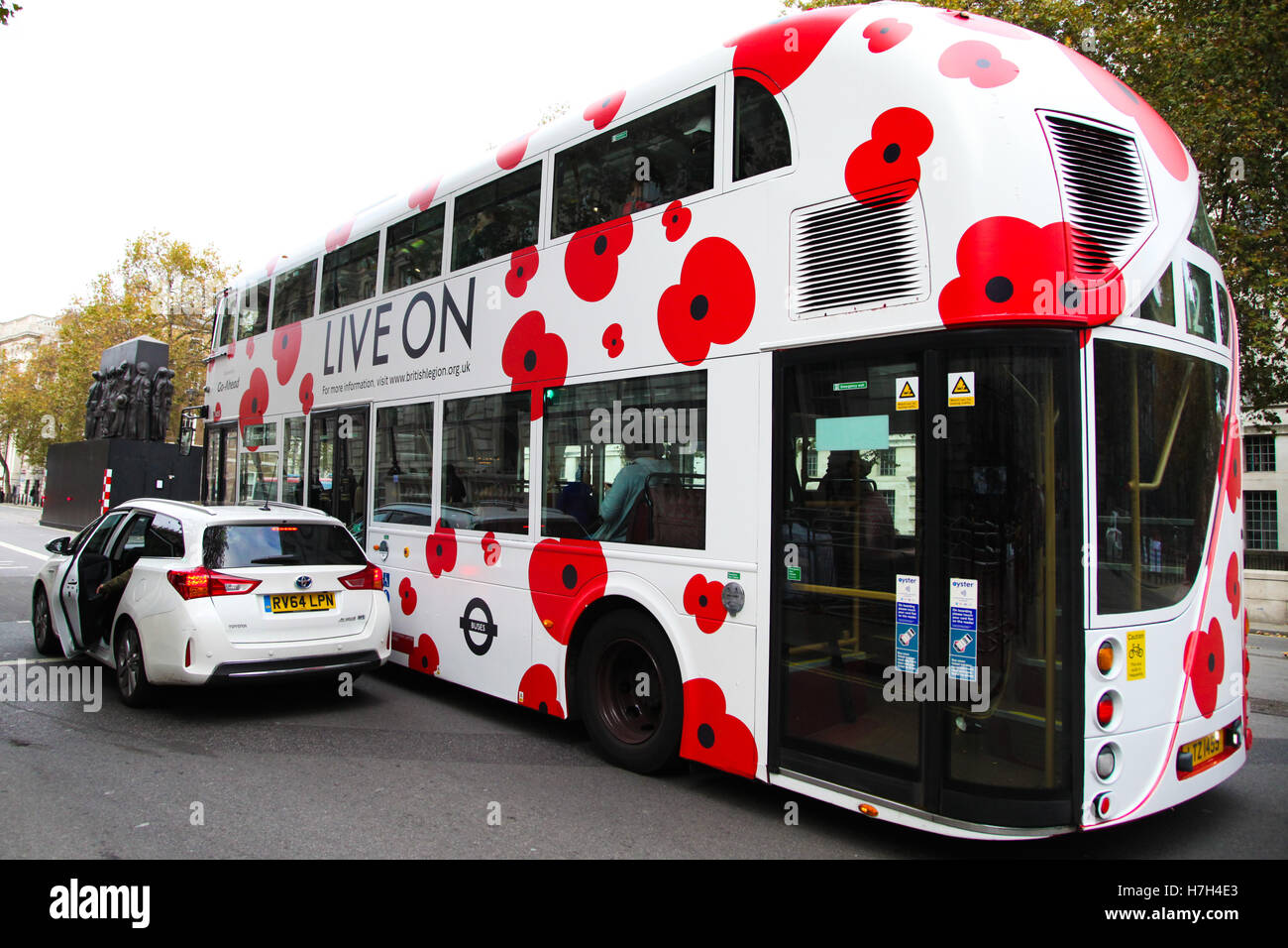 Whitehall, London, UK. 5th Nov, 2016. Bus number 12 decorated with ...