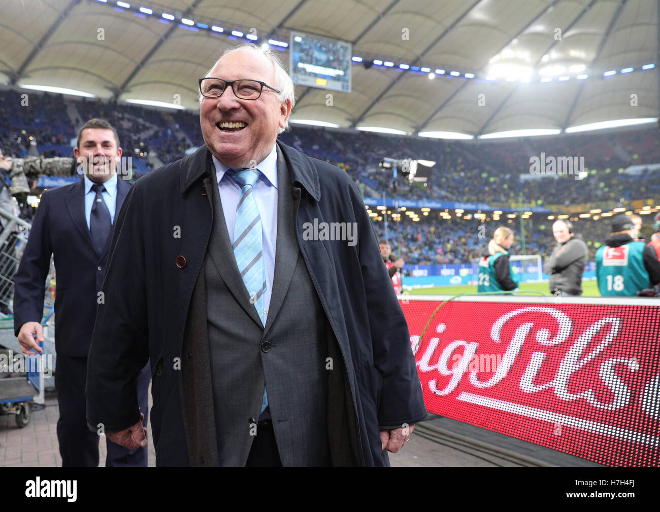 Hamburg, Germany. 5th Nov, 2016. Soccer legend Uwe Seeler is honoured ...