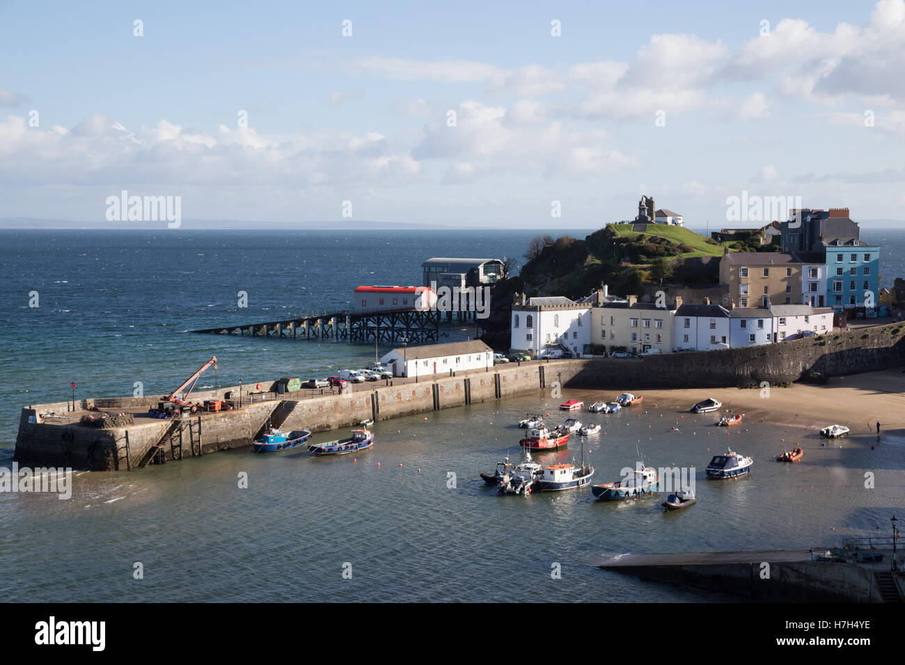 UK Weather: Tenby, West Wales, Pembrokeshire. Sunny weather along the ...