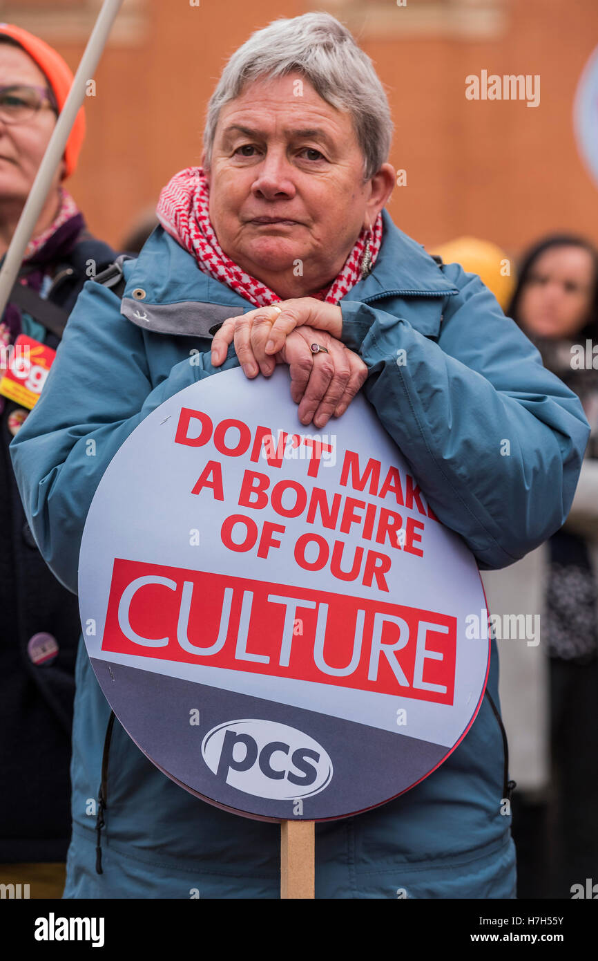 London, UK. 05th Nov, 2016. The march starts in the British Library car ...