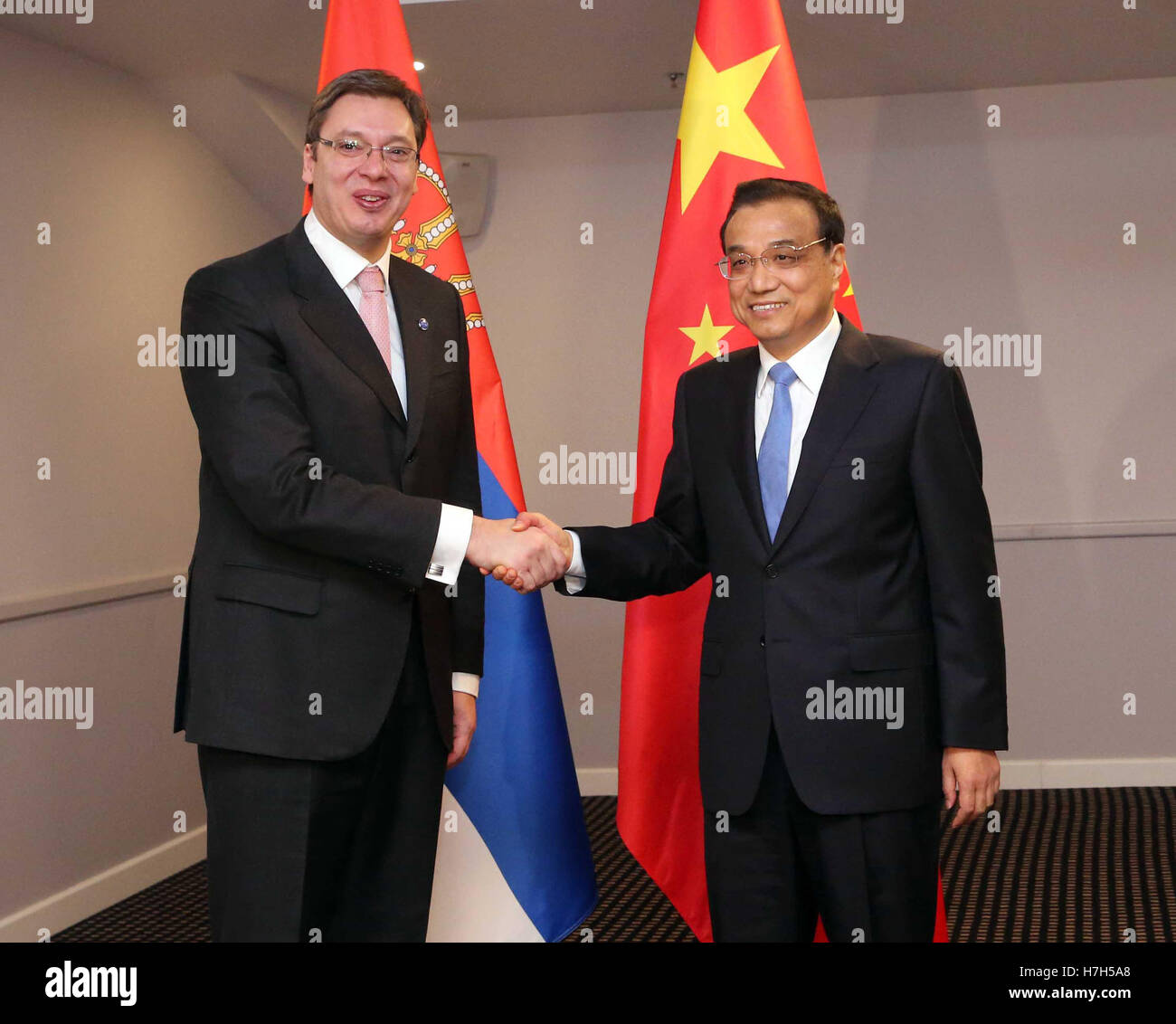 Riga, Latvia. 5th Nov, 2016. Chinese Premier Li Keqiang (R) meets with ...