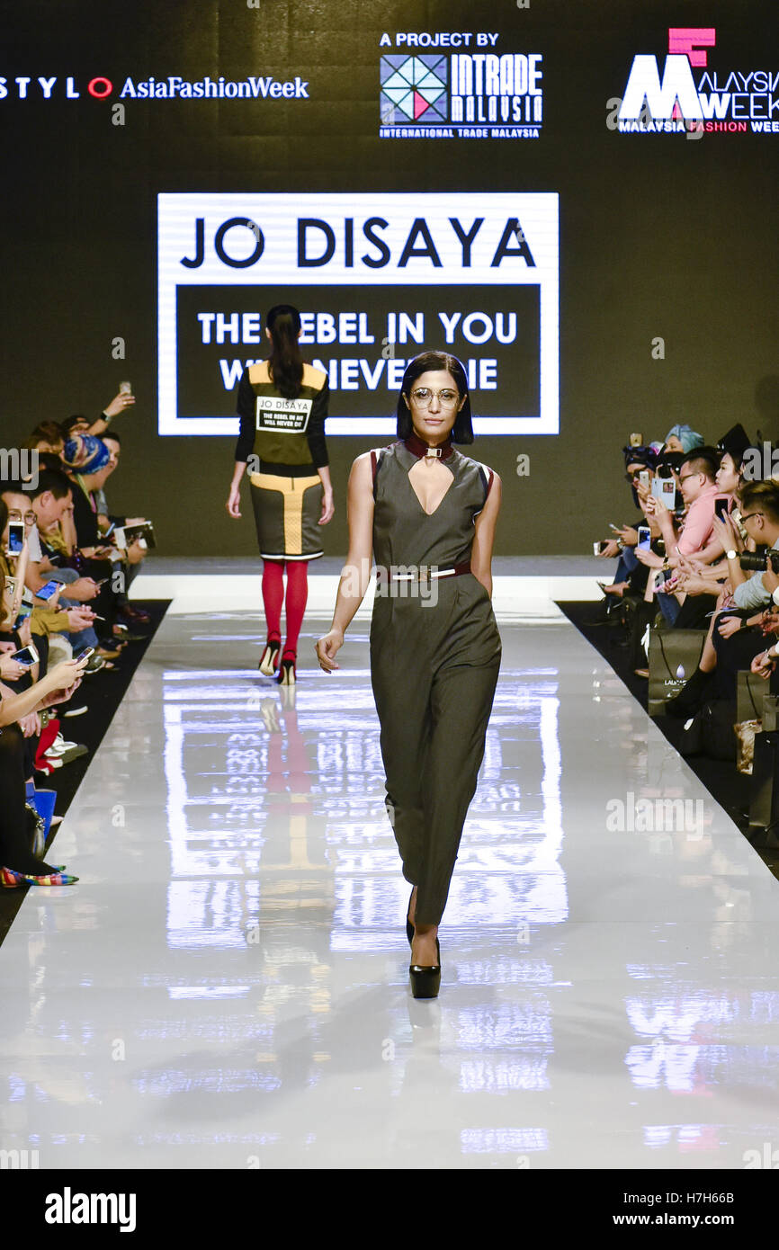Kuala Lumpur, MALAYSIA. 5th Nov, 2016. Model presents a creation during ...