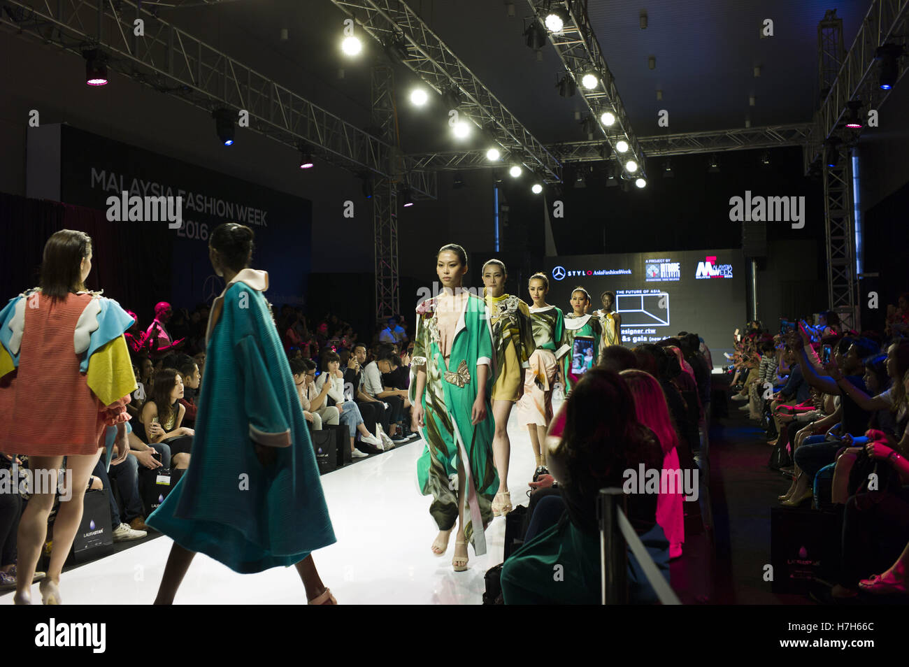 Kuala Lumpur, MALAYSIA. 5th Nov, 2016. Model presents a creation during ...