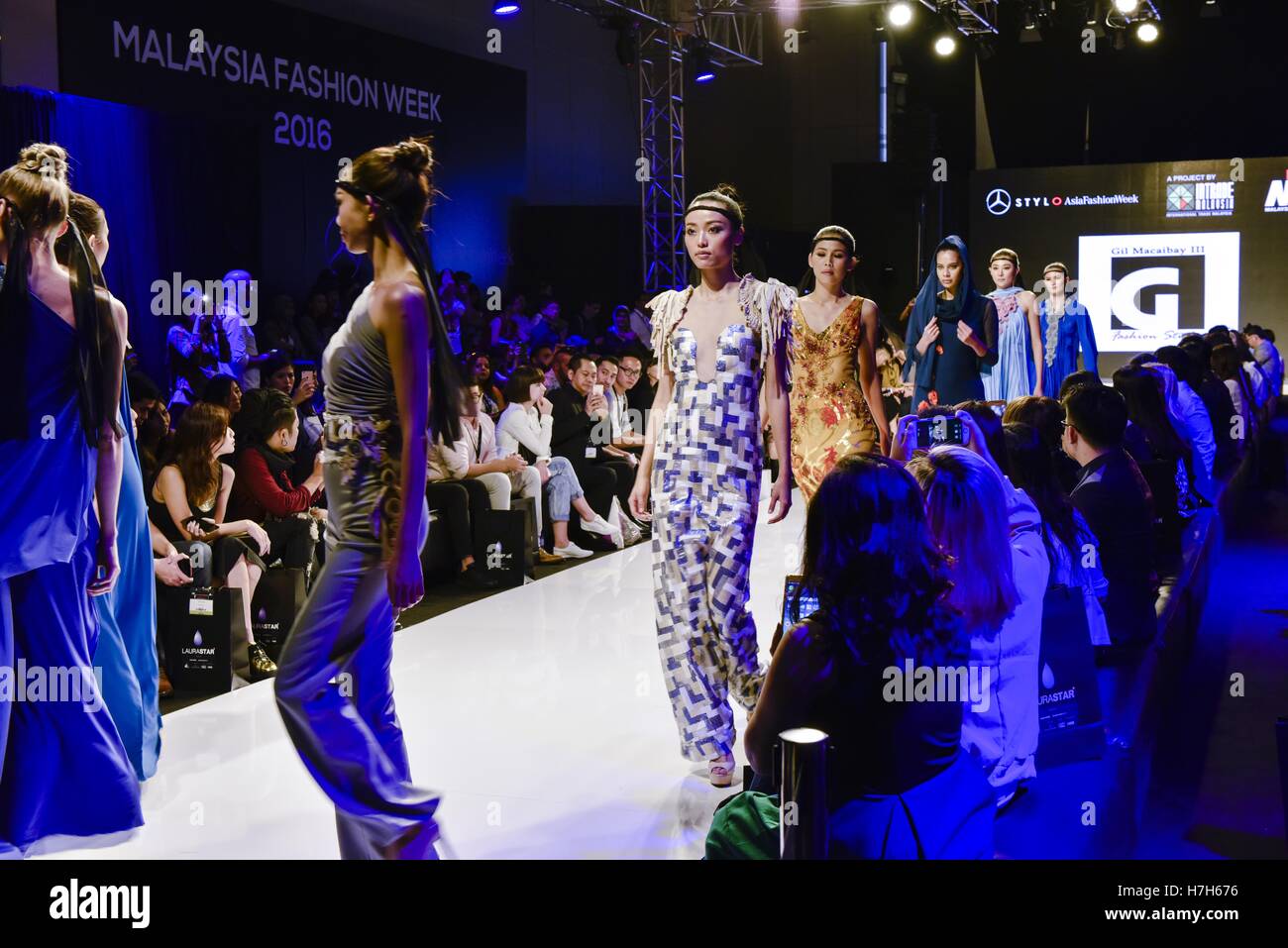 Kuala Lumpur, MALAYSIA. 5th Nov, 2016. Model presents a creation during ...