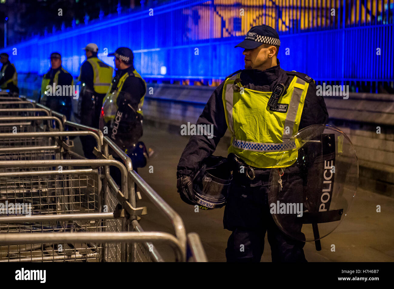 Police dogs riot uk hi-res stock photography and images - Alamy