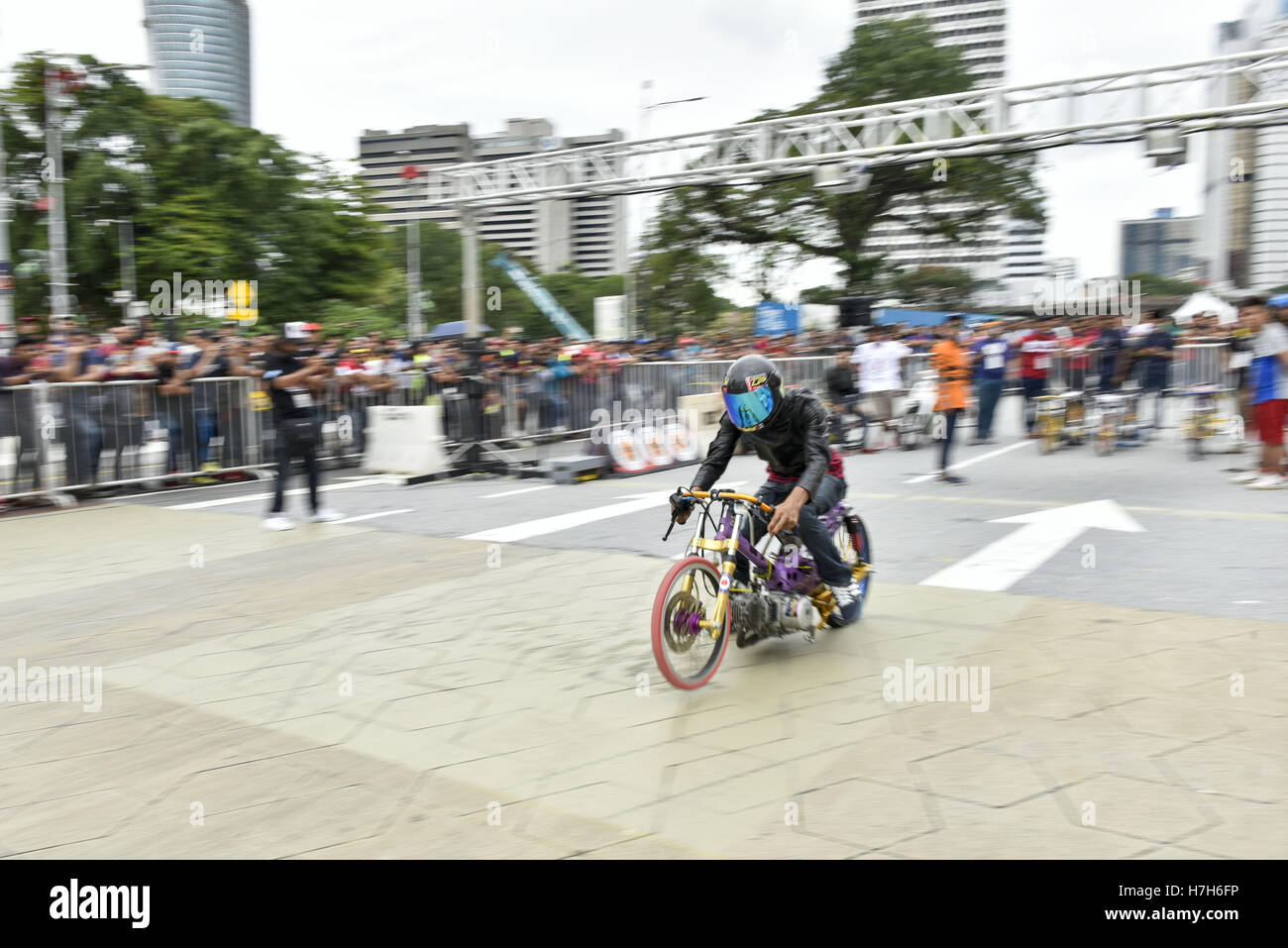 Kuala Lumpur, MALAYSIA. 5th Nov, 2016. A rider runs his custom ...