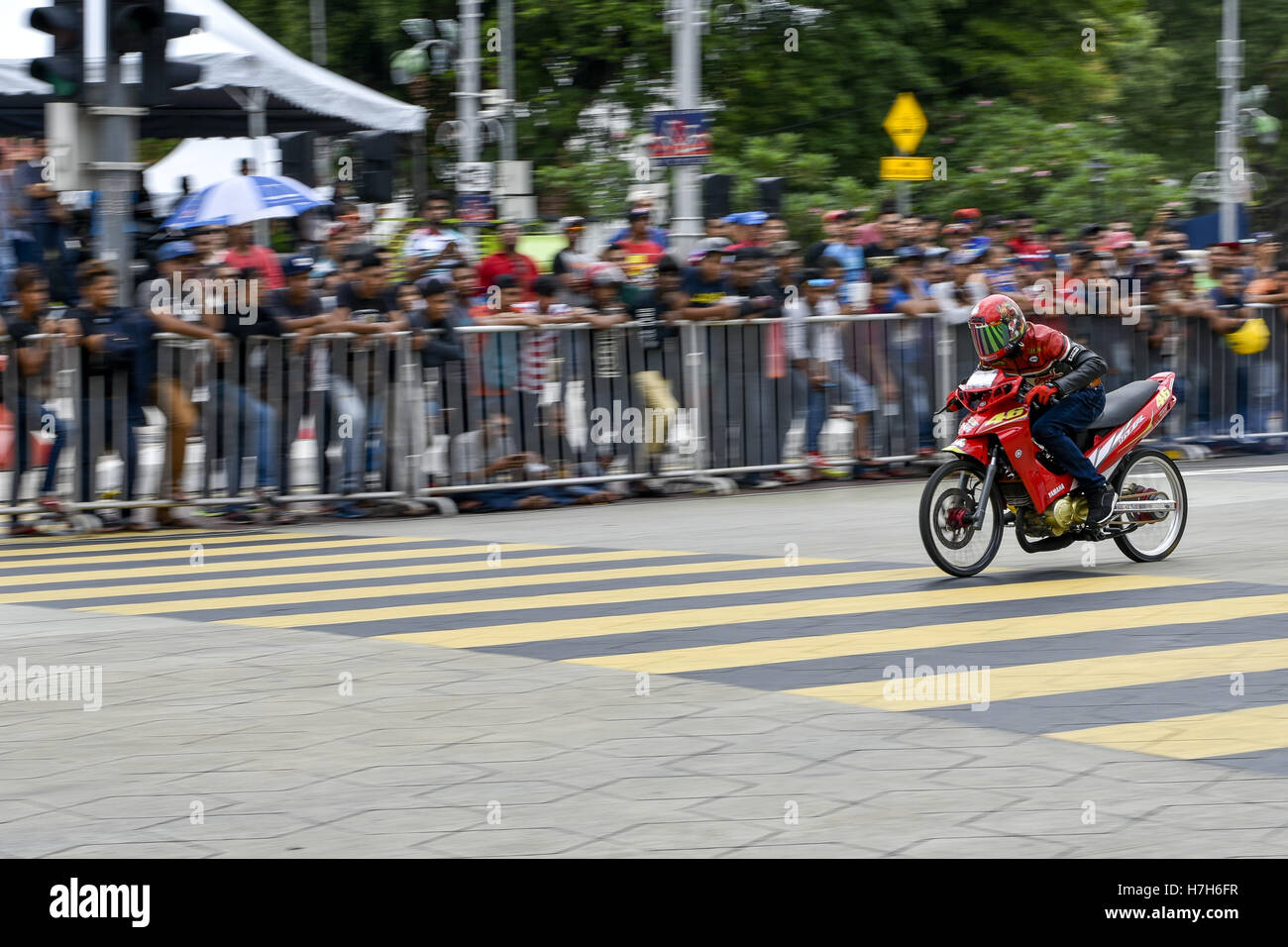 Kuala Lumpur, MALAYSIA. 5th Nov, 2016. A rider runs his custom ...