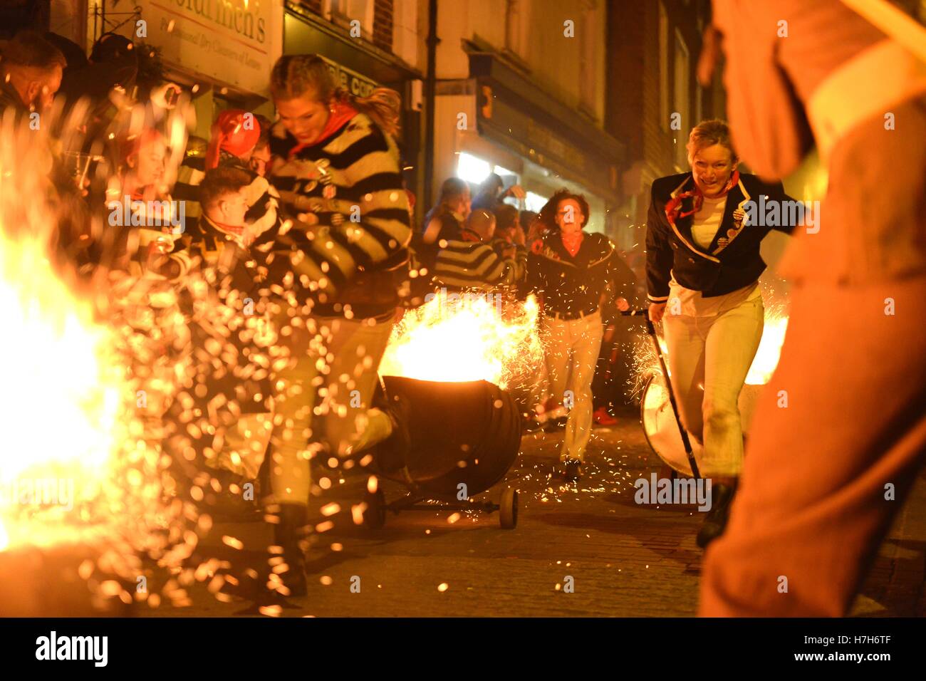 Lewes, East Sussex. 5th November 2016. Lewes celebrates its famous ...