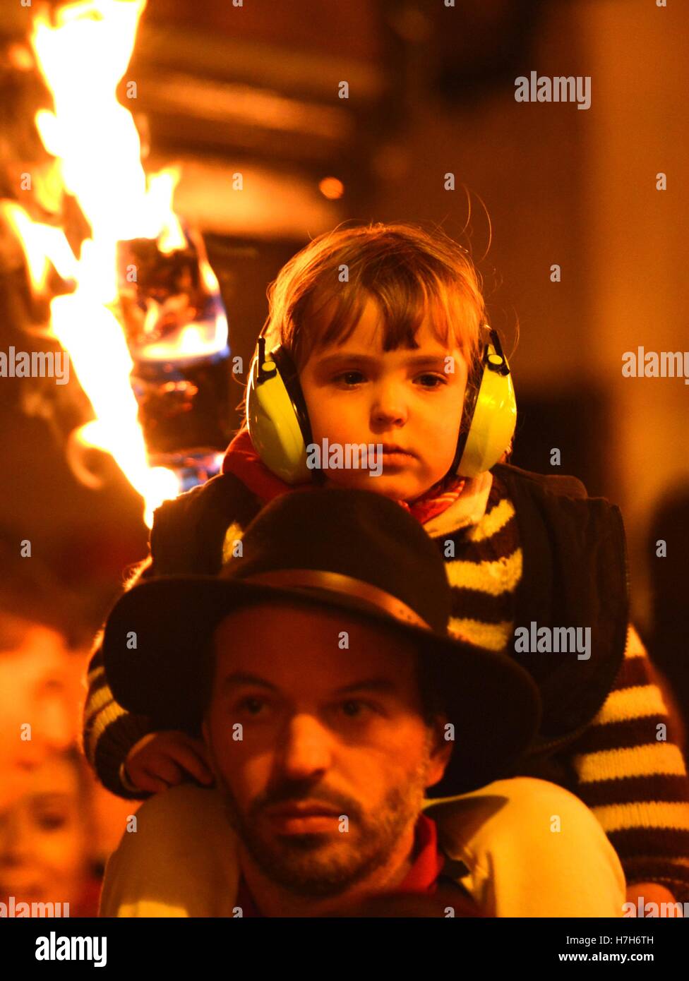 Lewes, East Sussex. 5th November 2016. Lewes celebrates its famous ...