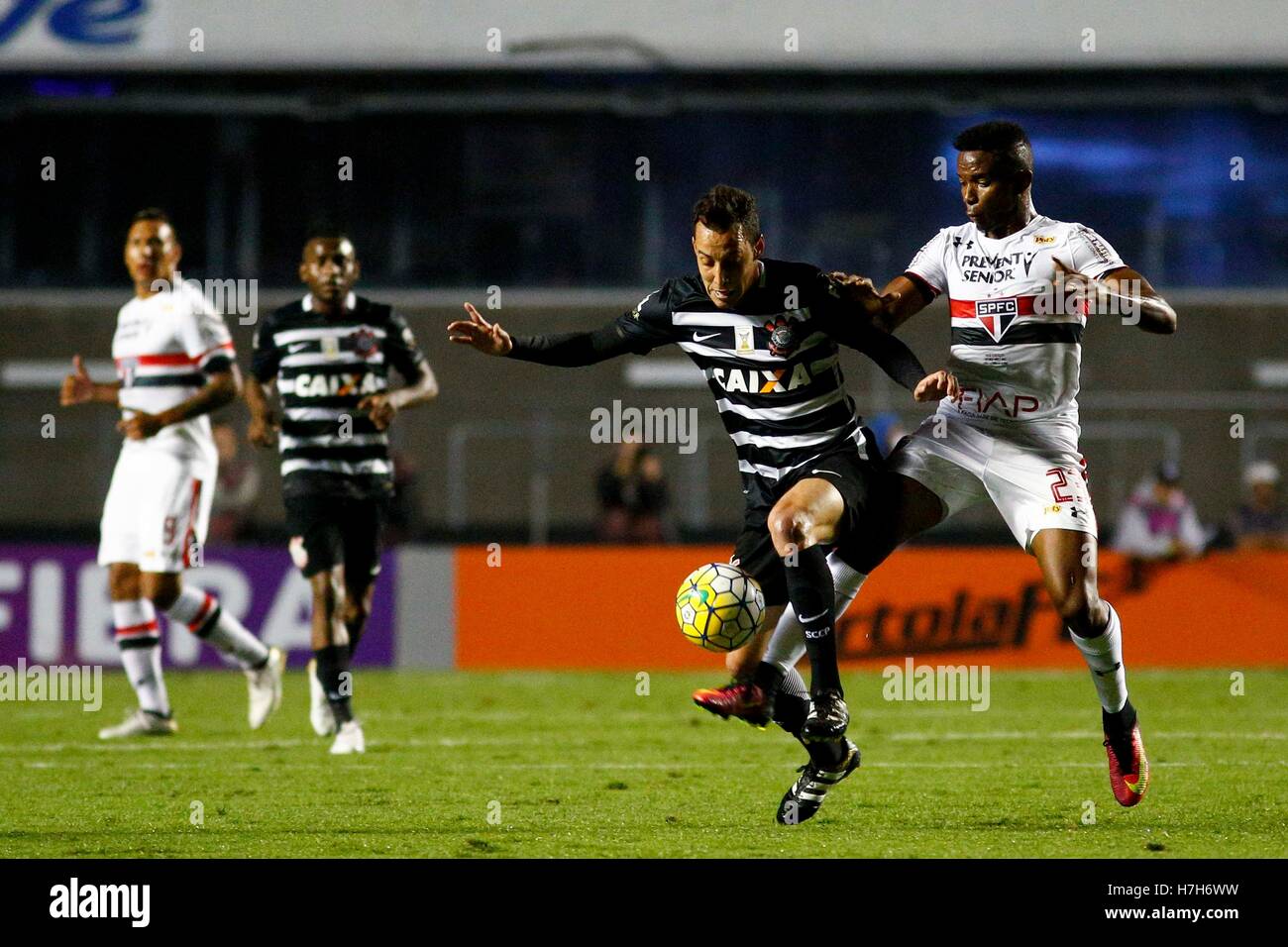 SÃO PAULO, SP - 05.11.2016: SPFC X CORINTHIANS - Rodriguinho and Thiago ...