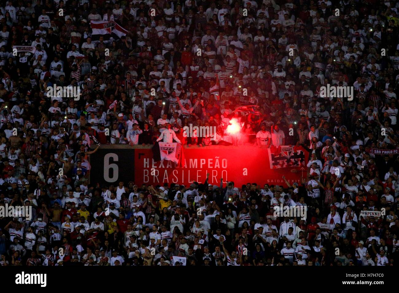 SÃO PAULO, SP - 05.11.2016: SPFC X CORINTHIANS - Fans of São Paulo ...