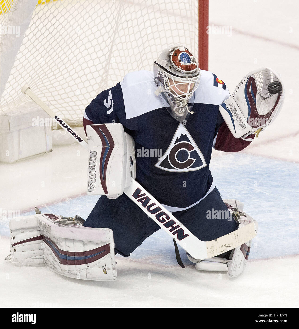 Denver, Colorado, USA. 5th Nov, 2016. Avalanche G CALVIN PICKARD makes ...